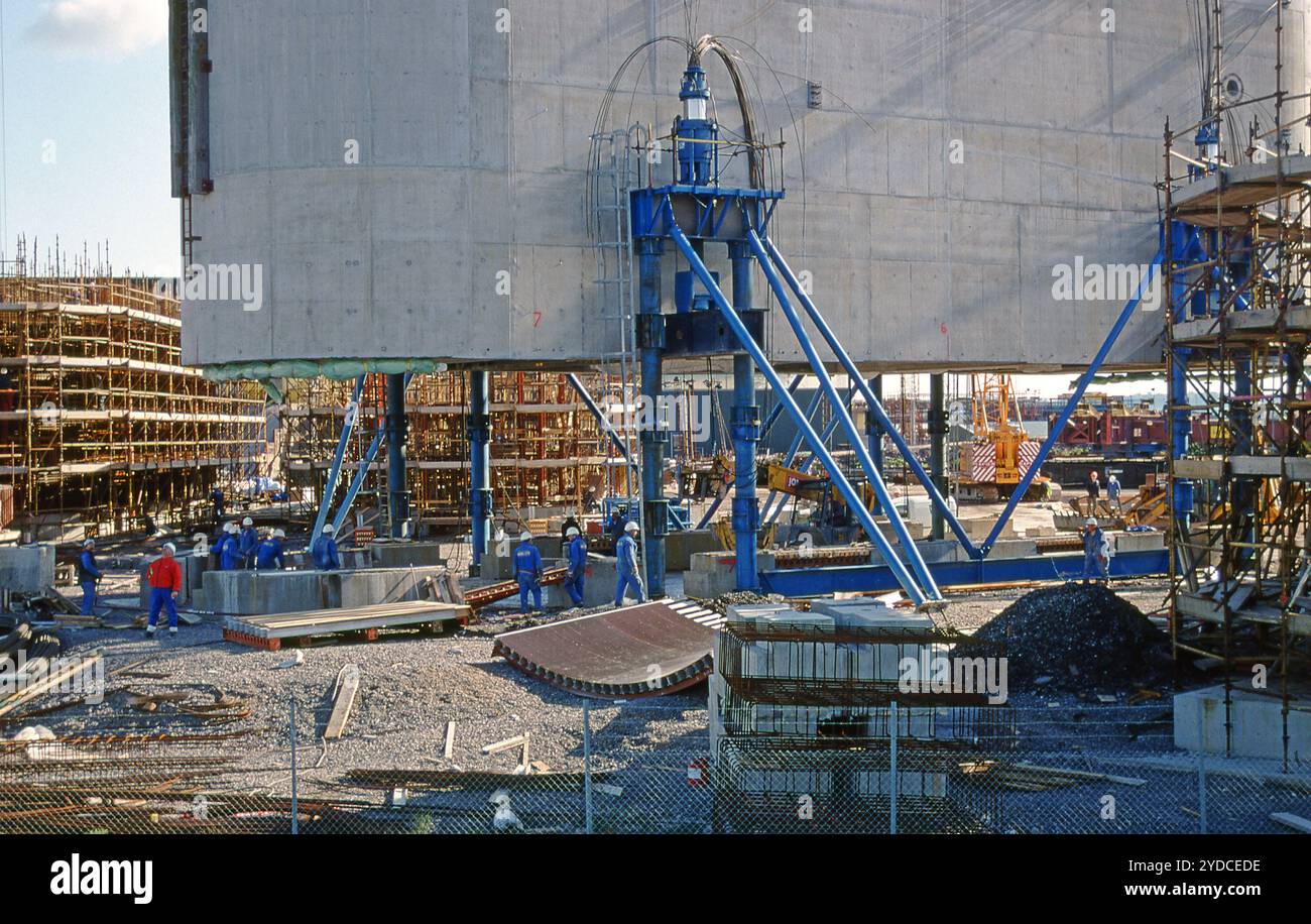 Stand jacks lifting a concrete cassion up so the crawler can go ...