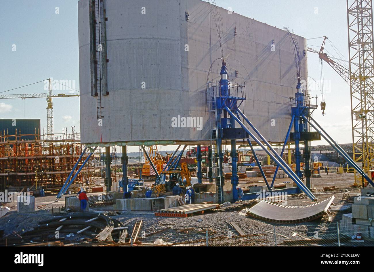 Stand jacks lifting a concrete cassion up so the crawler can go ...