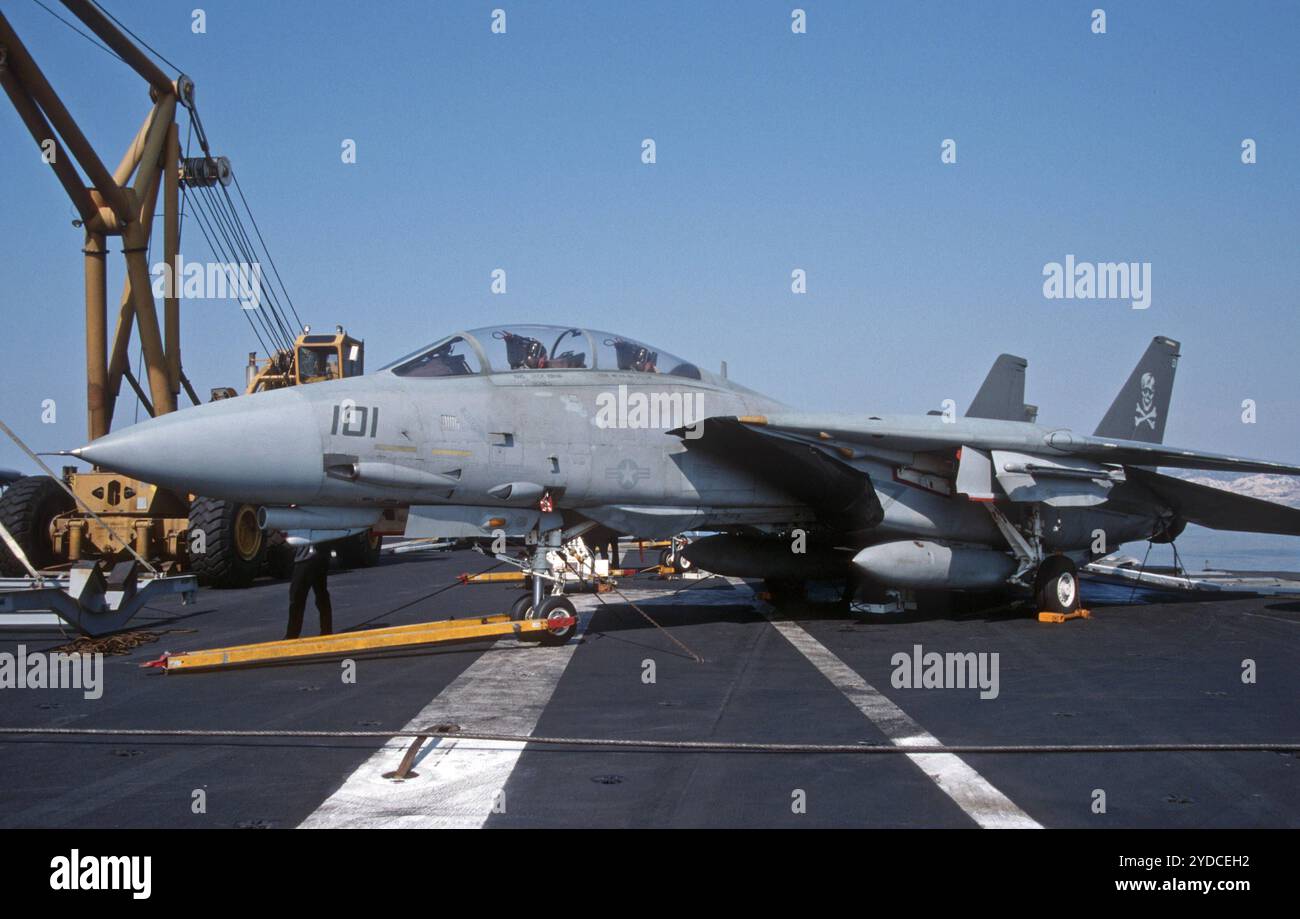 Ein Kampfflugzeug der US Navy vom Typ F-14B Tomcat der Strike Fighter Squadron 103 VFA-103 Jolly ...