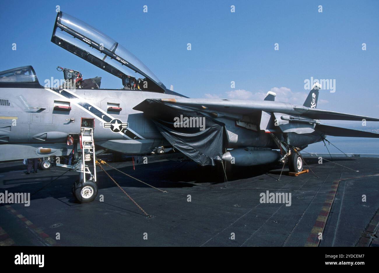 Ein Kampfflugzeug der US Navy vom Typ F-14B Tomcat der Strike Fighter ...