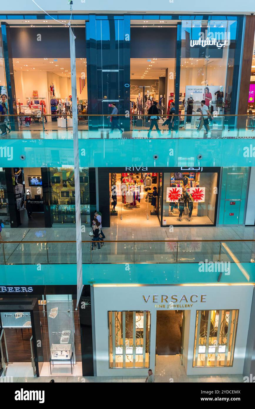 People by store hi-res stock photography and images - Alamy