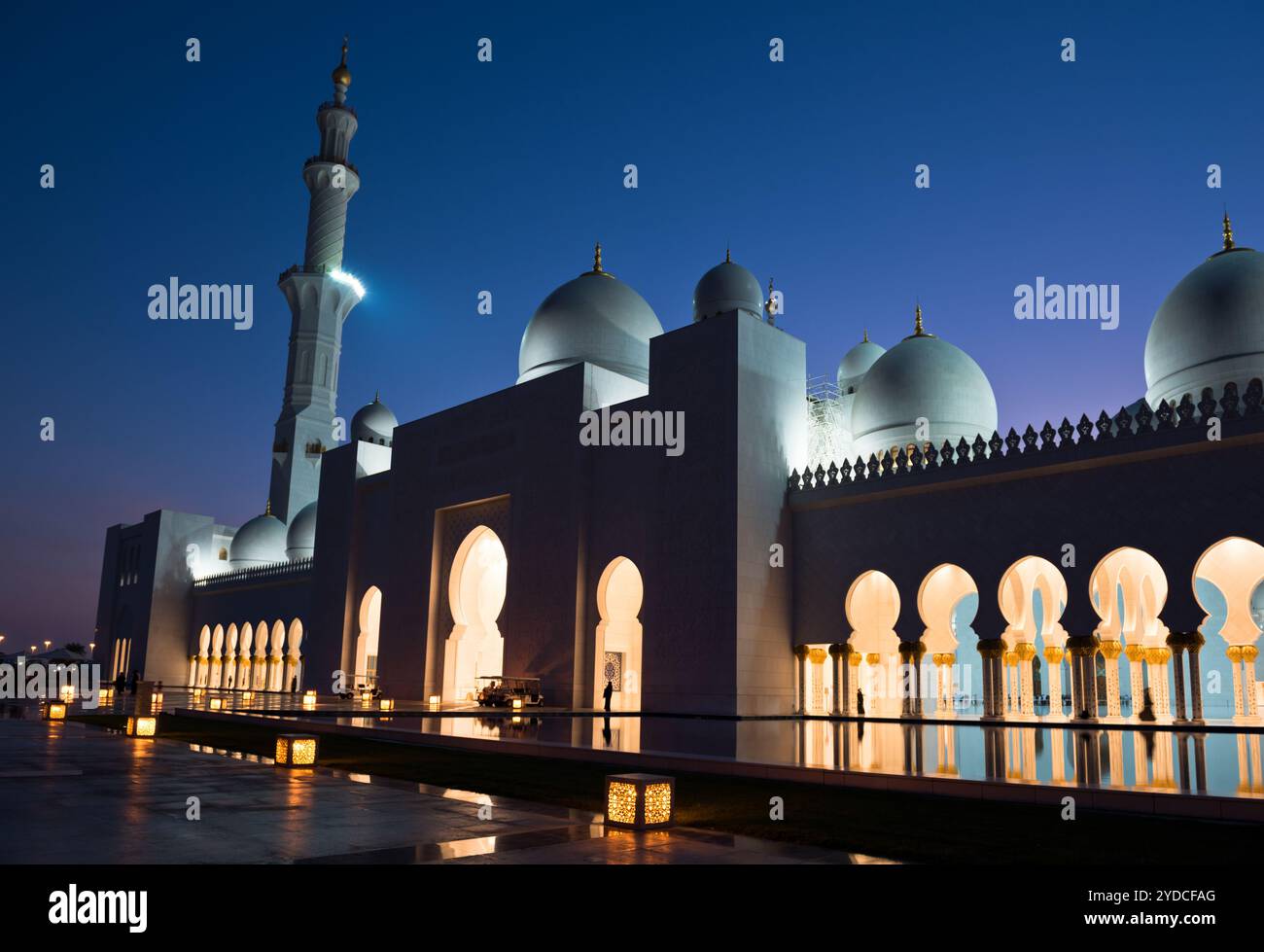 Night view sheikh zayed grand mosque in abu dhabi hi-res stock ...