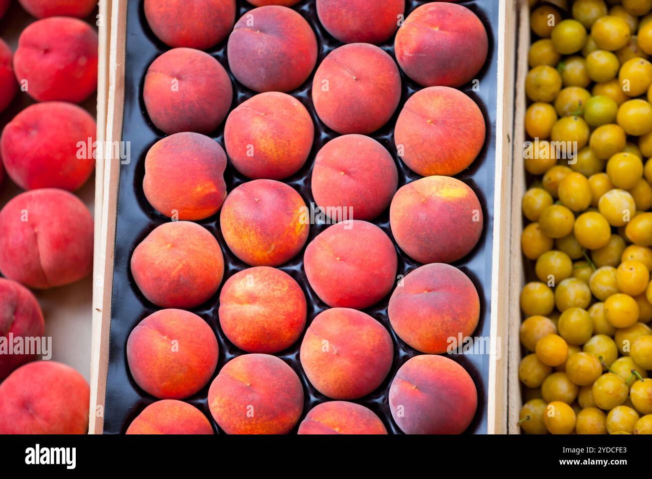 Box fresh red plums hi-res stock photography and images - Alamy
