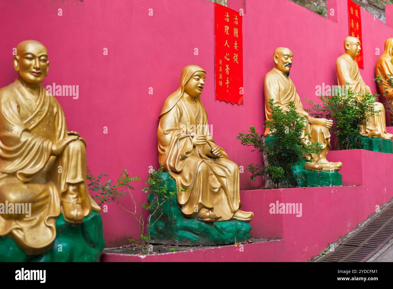 Golden statues in ten hi-res stock photography and images - Alamy