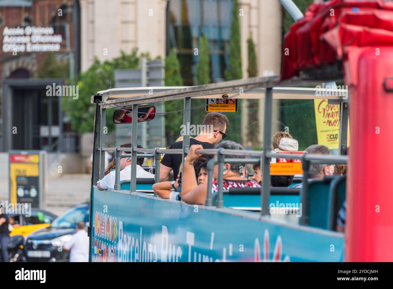 Tour guide shows tourists hi-res stock photography and images - Alamy