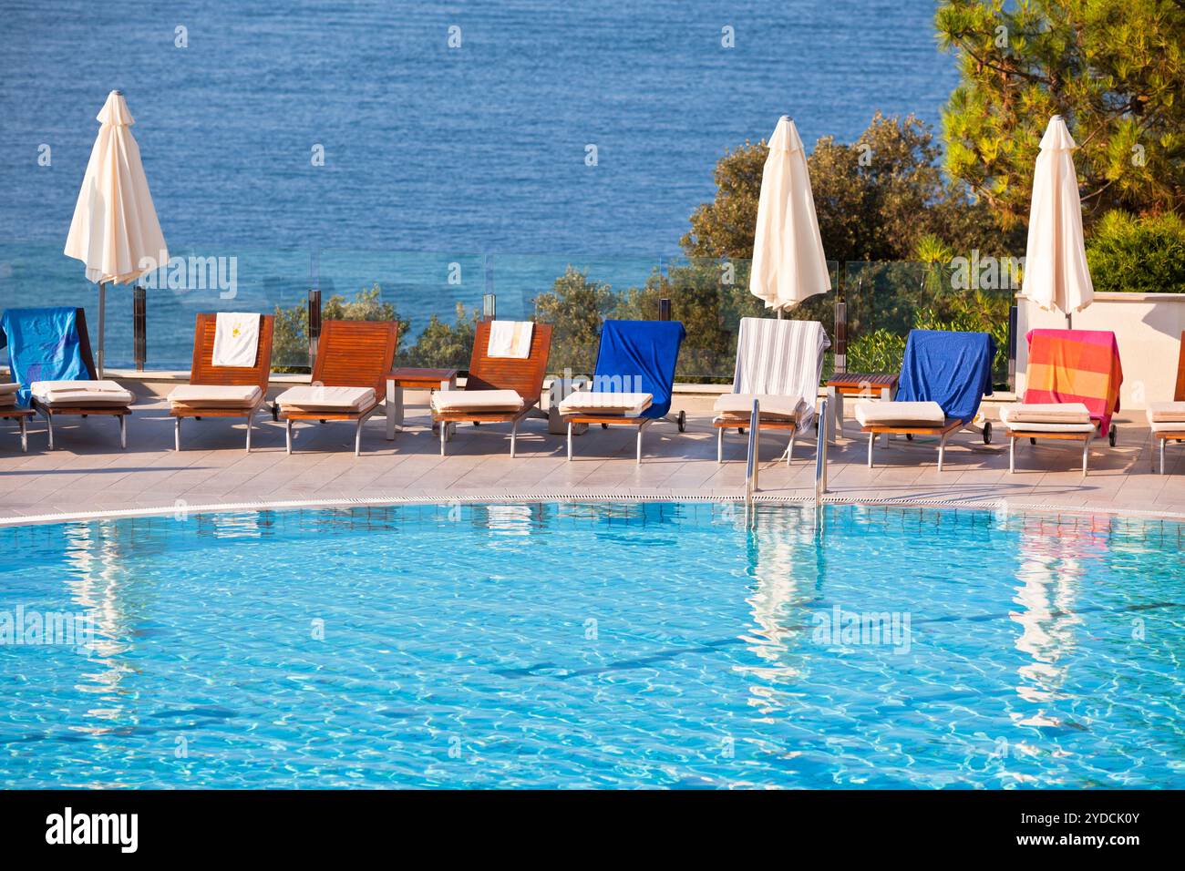 Lounge by swimming pool hi-res stock photography and images - Alamy