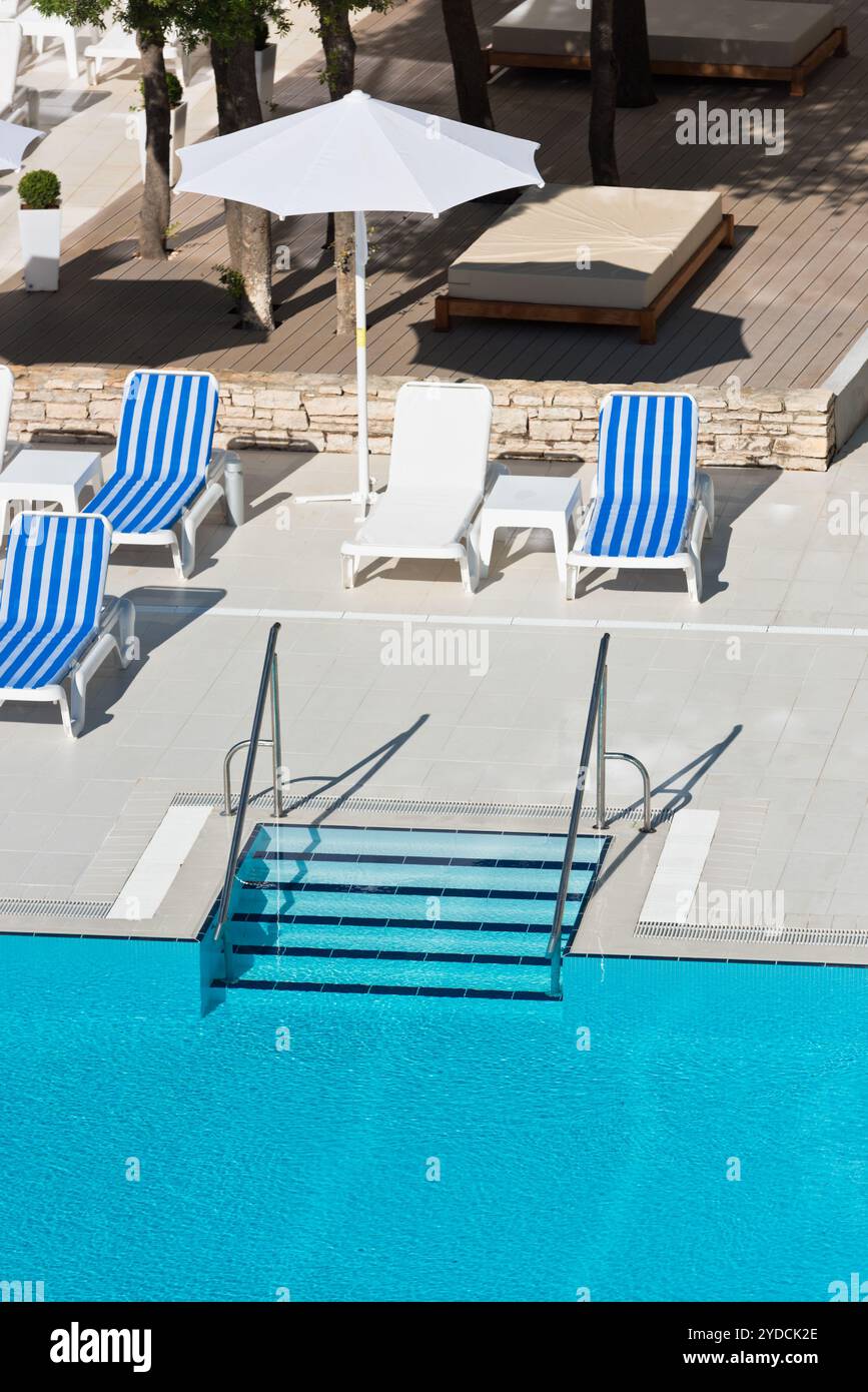 Luxury swimming pool sunbeds hi-res stock photography and images - Alamy