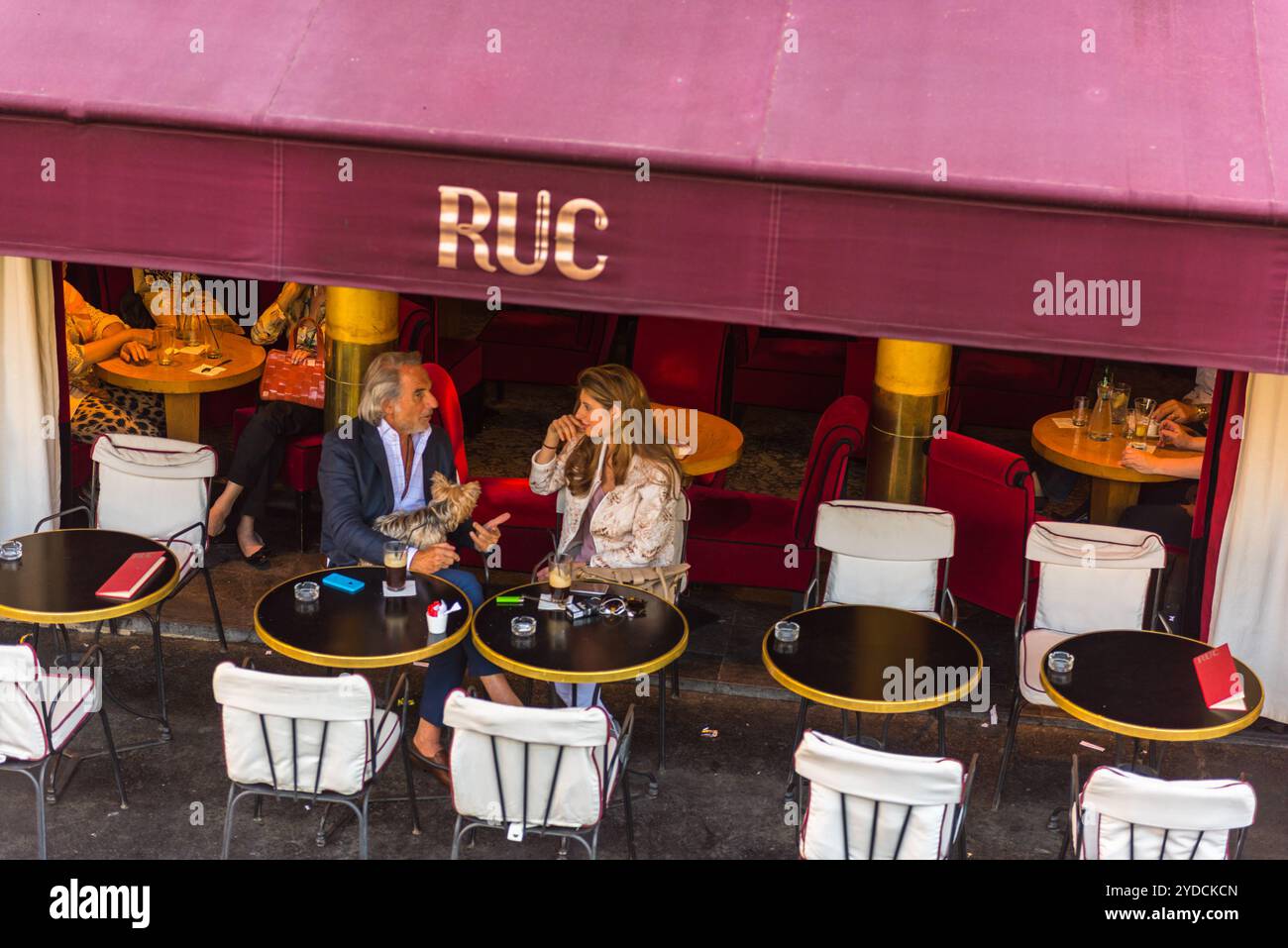 Parisian enjoy food and drinks in cafe sidewalk in Paris Stock Photo ...