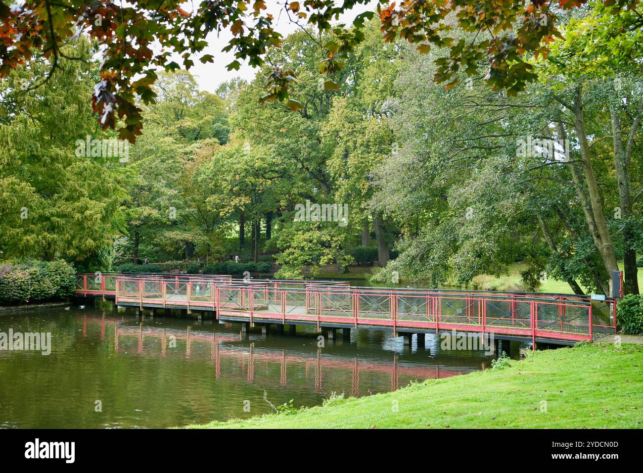 The Cascade Gardens Bridge at Leeds Castle Stock Photo - Alamy