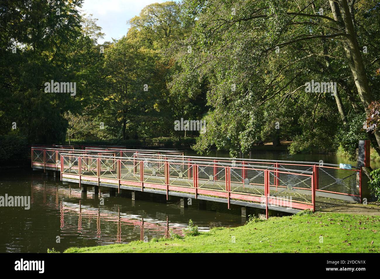 The Cascade Gardens Bridge at Leeds Castle Stock Photo - Alamy