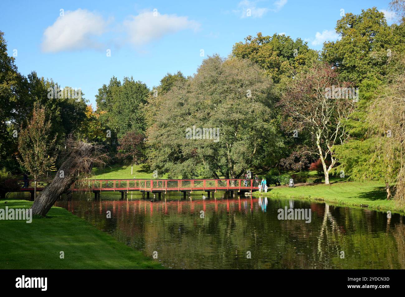 The Cascade Gardens Bridge at Leeds Castle Stock Photo - Alamy