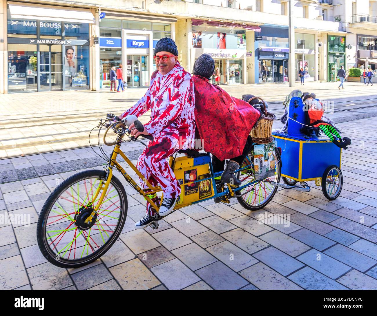 Fun couple riding back-to-front tandem bicycle in city center - Tours ...
