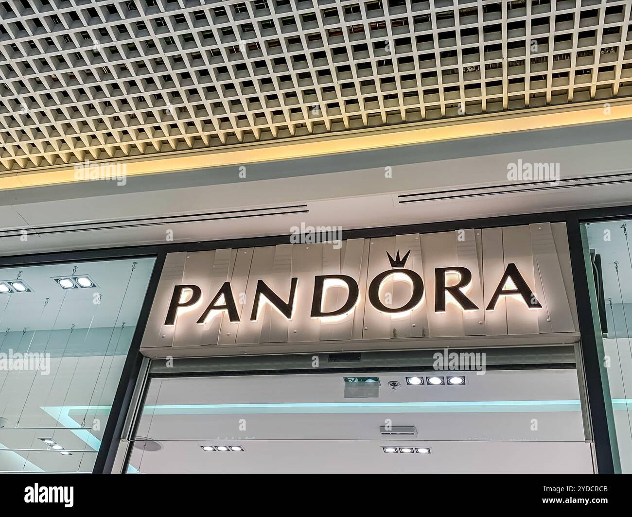 Pandora store in a shopping mall Stock Photo - Alamy