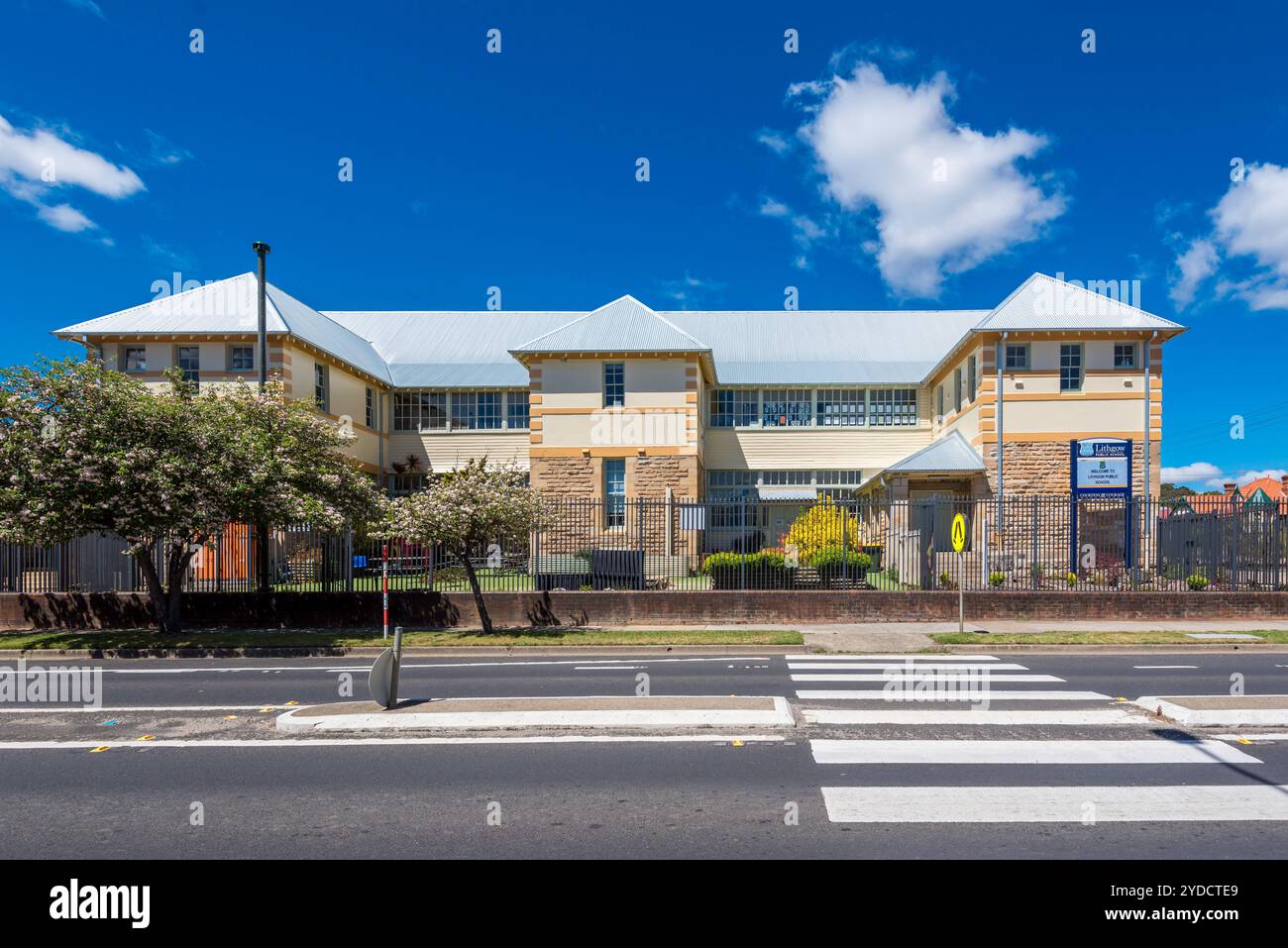 Two storey school building hi-res stock photography and images - Alamy