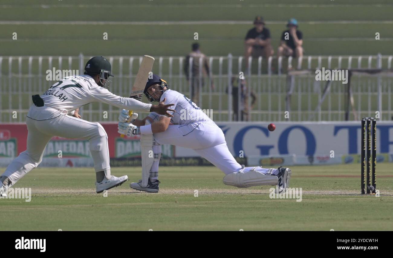 Rawalpindi, Pakistan. 26th Oct, 2024. England player joe root in action ...