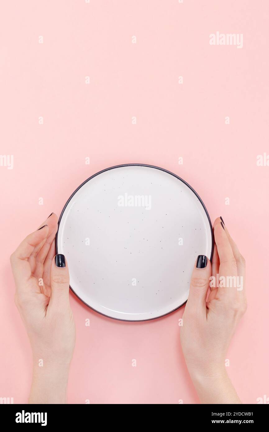 Serving in white style round hi-res stock photography and images - Alamy