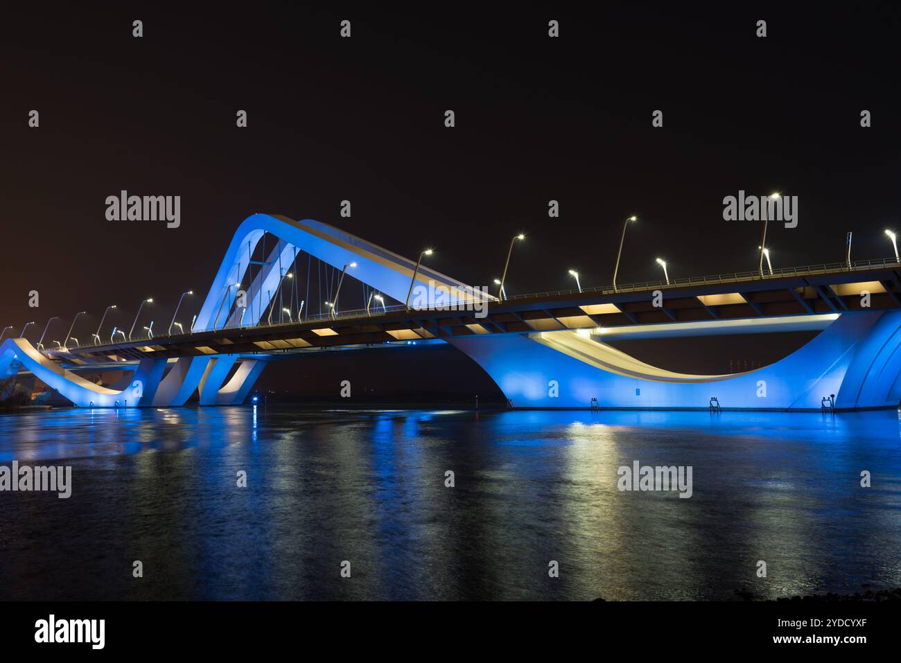 Sheikh Zayed Bridge at night, Abu Dhabi, UAE Stock Photo - Alamy
