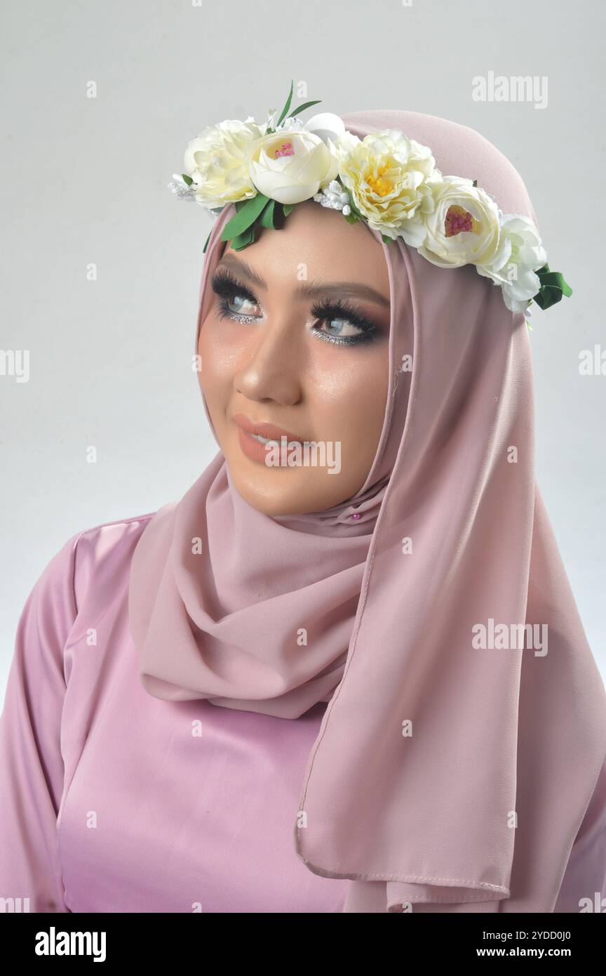 Portrait Beautiful Muslim Asian Girls wearing a pink Muslim shirt and a ...