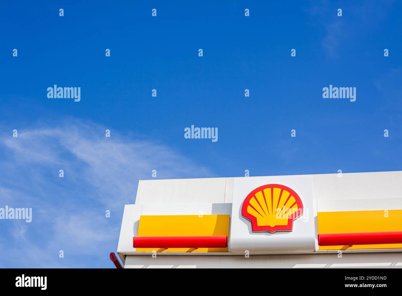 Shell company logo on its gas service station Stock Photo - Alamy