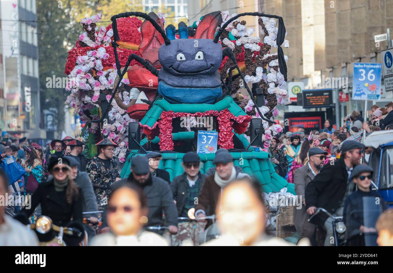 Bremen, Germany. 26th Oct, 2024. Decorated floats ride in the Freimarkt ...