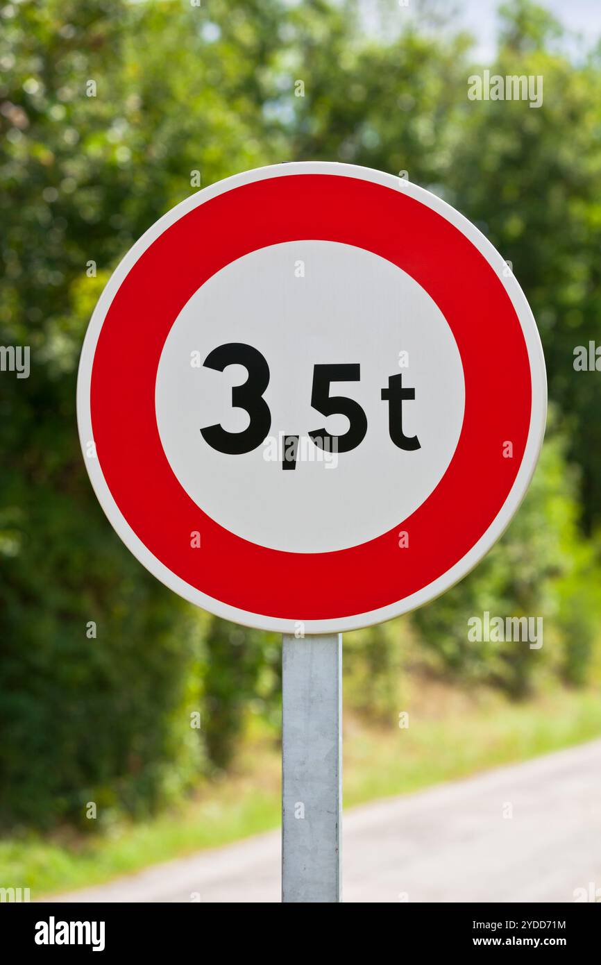 Traffic sign of 3,5 tons weigh restriction Stock Photo - Alamy