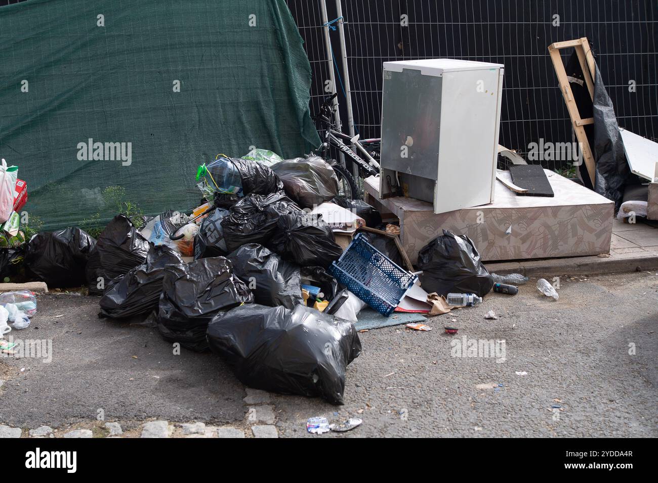 Slough, Berkshire, UK. 3rd October, 2024. Litter and rubbish fly-tipped ...