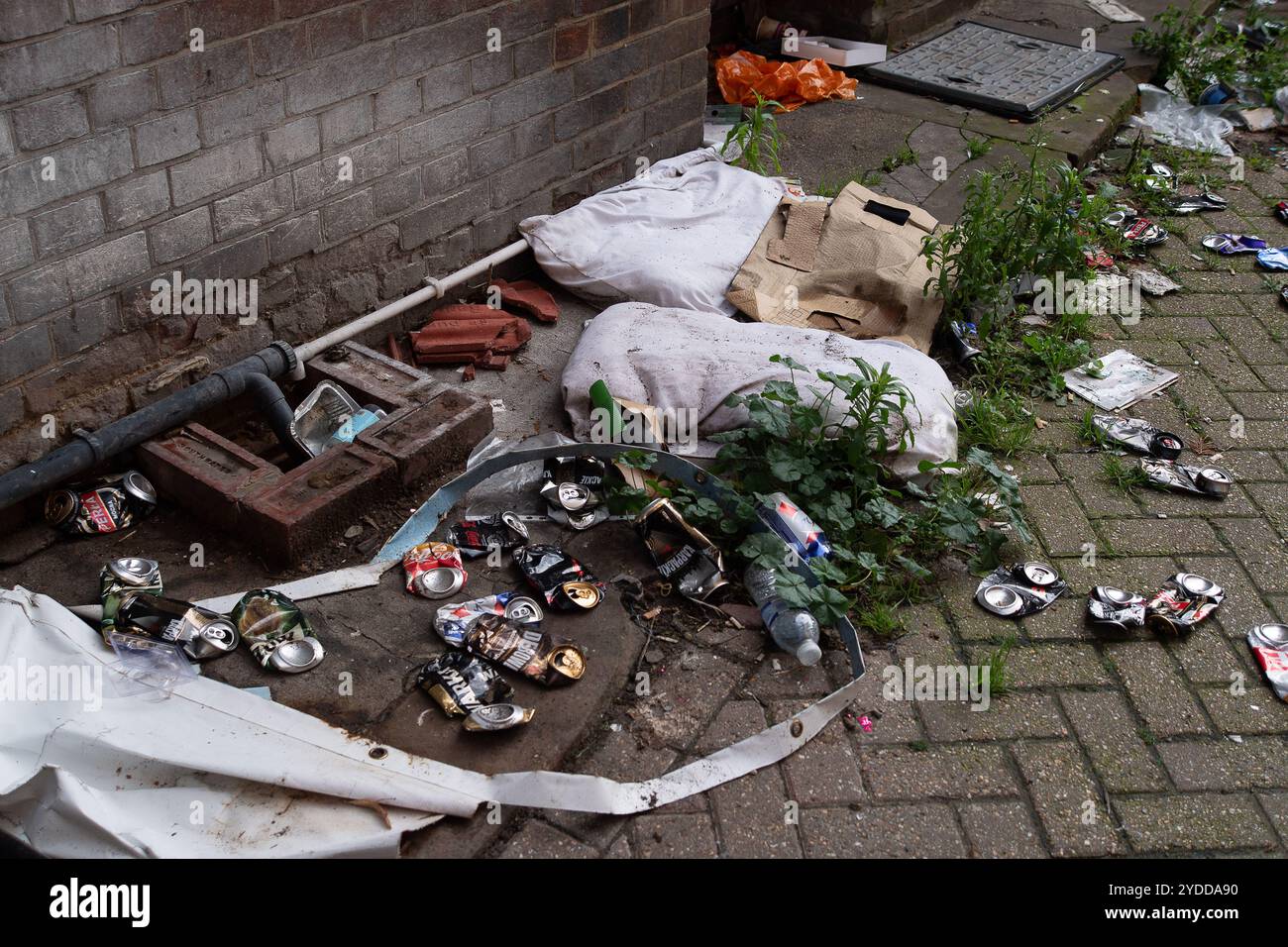 Slough, Berkshire, UK. 3rd October, 2024. Litter and rubbish fly-tipped ...