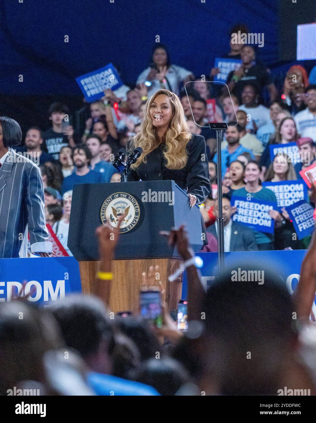 Houston, USA. 25th Oct, 2024. Kelly Rowland and Beyonce Knowles ...