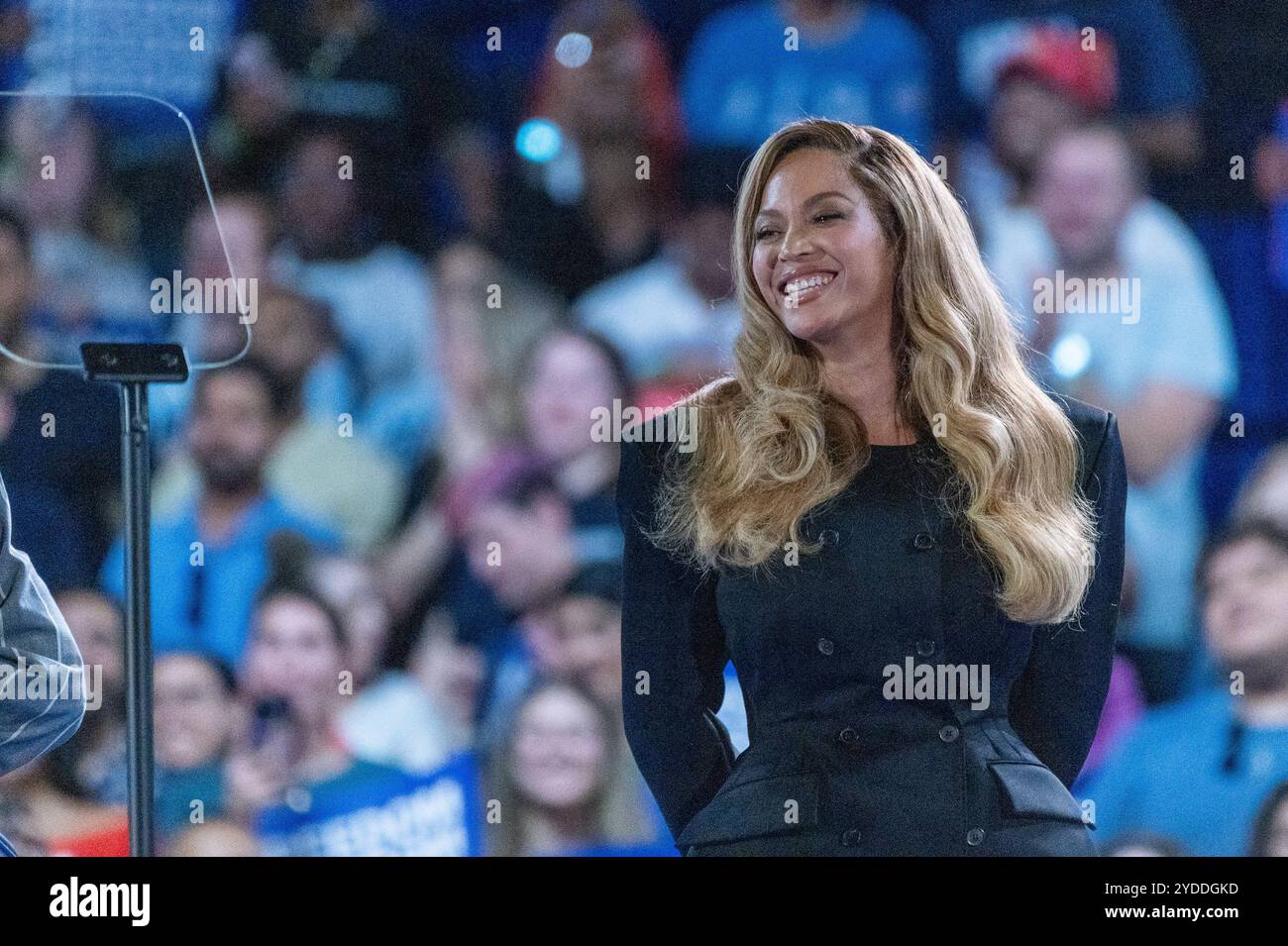 Houston, USA. 25th Oct, 2024. Kelly Rowland and Beyonce Knowles ...