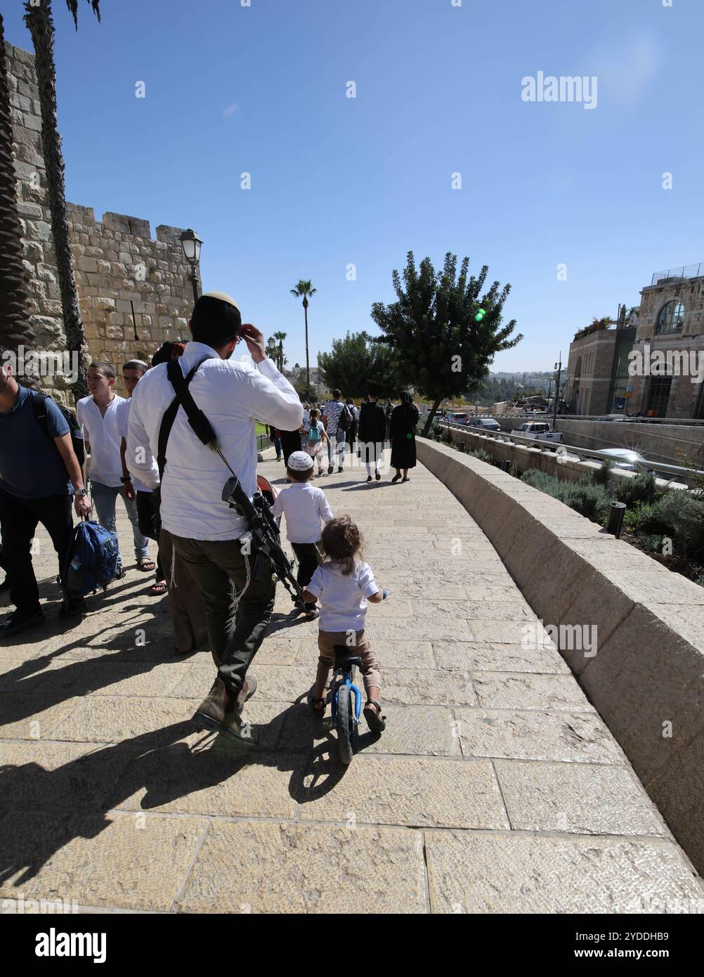 Man carrying rifle in jerusalem hi-res stock photography and images - Alamy