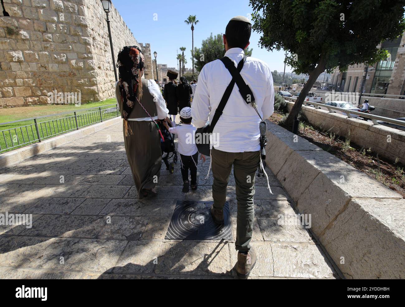 Man carrying rifle in jerusalem hi-res stock photography and images - Alamy