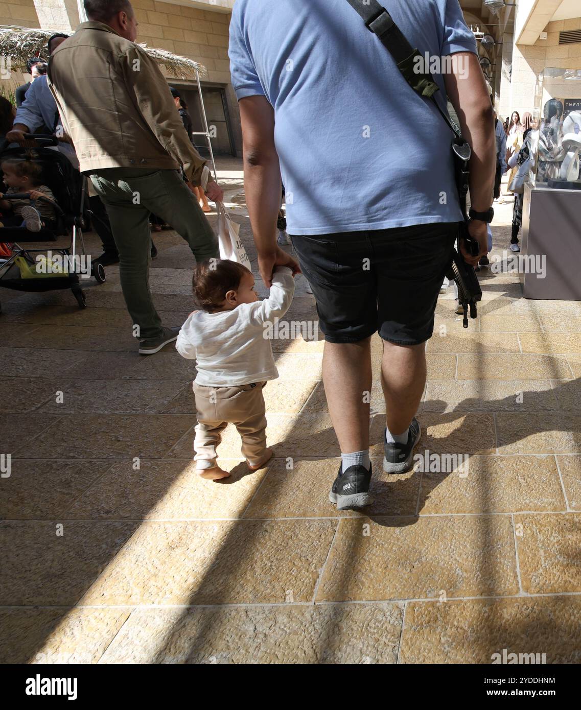 Israeli carrying rifle in jerusalem hi-res stock photography and images ...