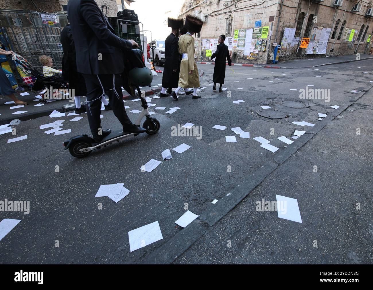 Walking on streets in jerusalem hi-res stock photography and images - Alamy