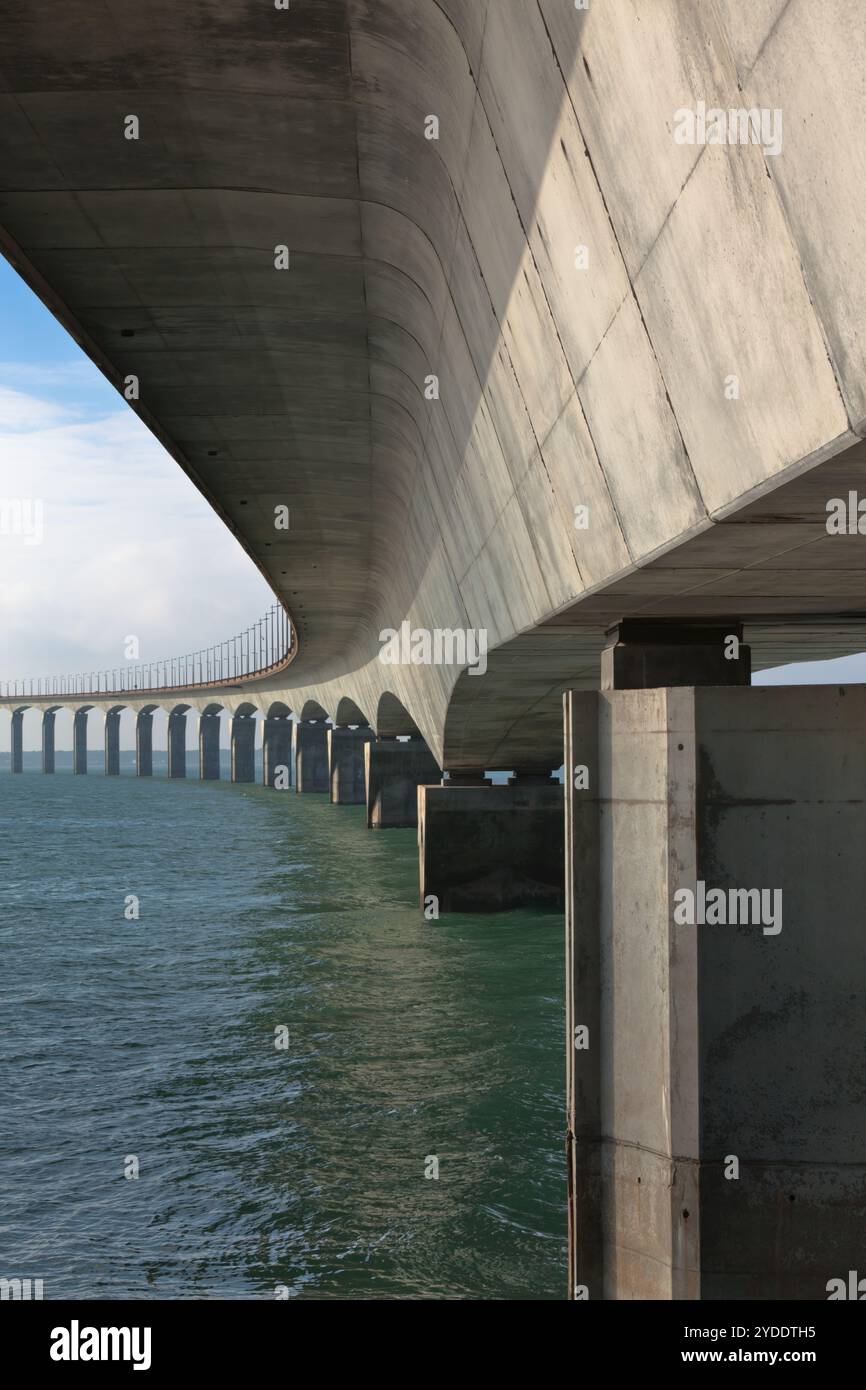 Modern bridge curved arch hi-res stock photography and images - Alamy