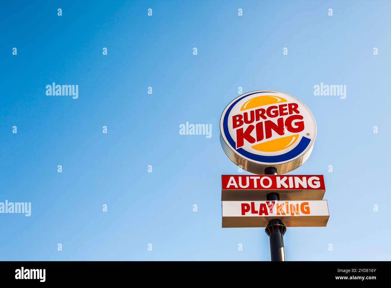 Burger king outdoor logo sign hi-res stock photography and images - Alamy