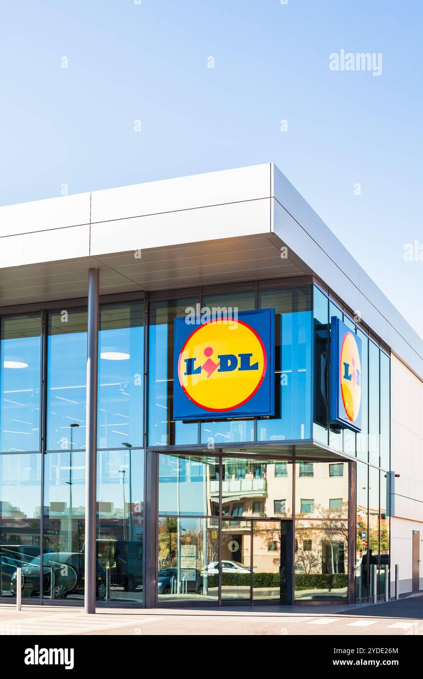 LIDL supermarket chain brand logo Stock Photo - Alamy