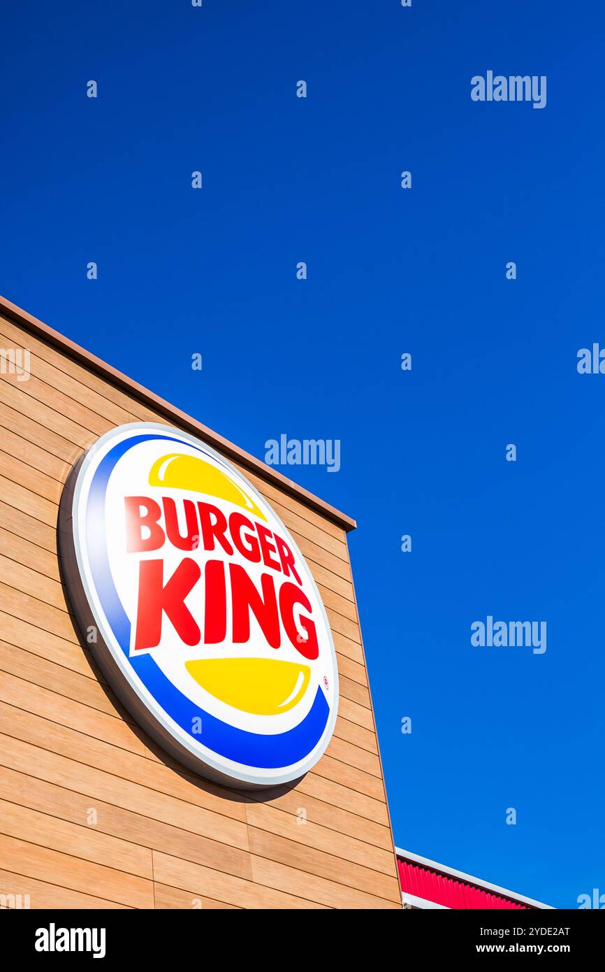 Outside burger king restaurant hi-res stock photography and images - Alamy