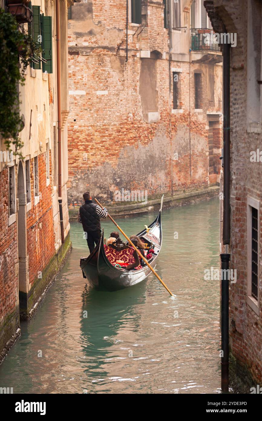 Exterior gondola hi-res stock photography and images - Alamy