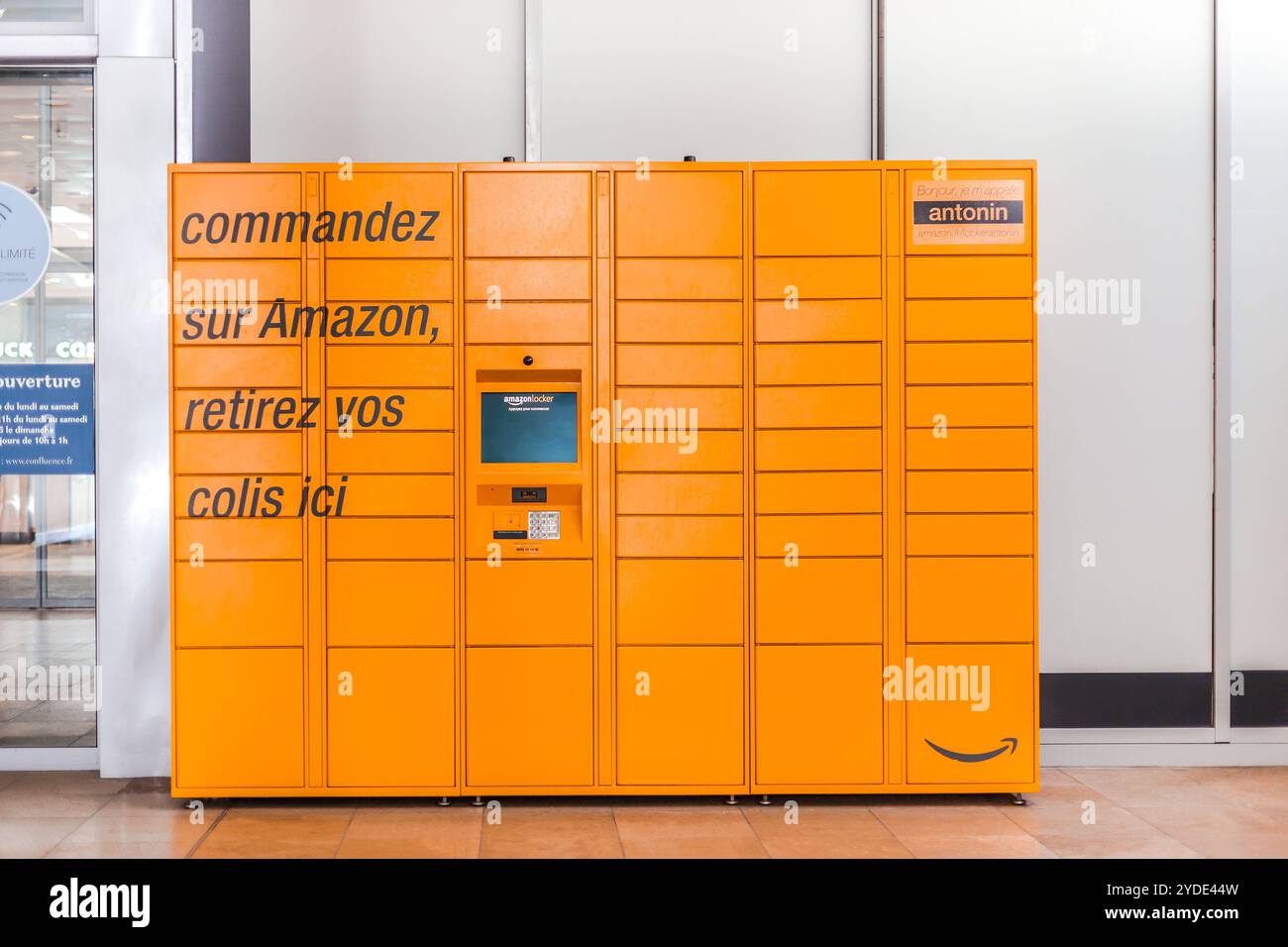 Package locker station hi-res stock photography and images - Alamy