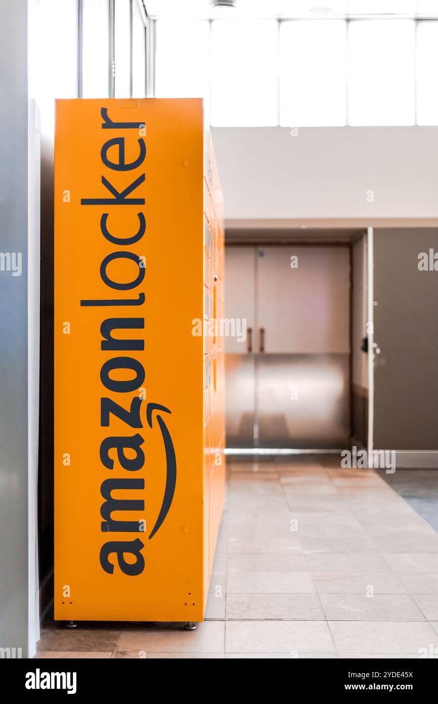 Pickup amazon locker self service hi-res stock photography and images - Alamy