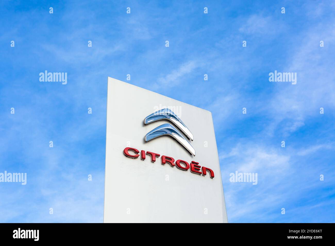 Citroen brand logo on bright blue sky background Stock Photo - Alamy