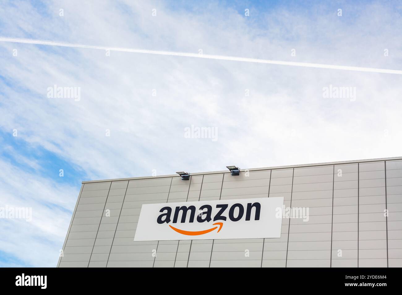 Amazon company logo hi-res stock photography and images - Alamy