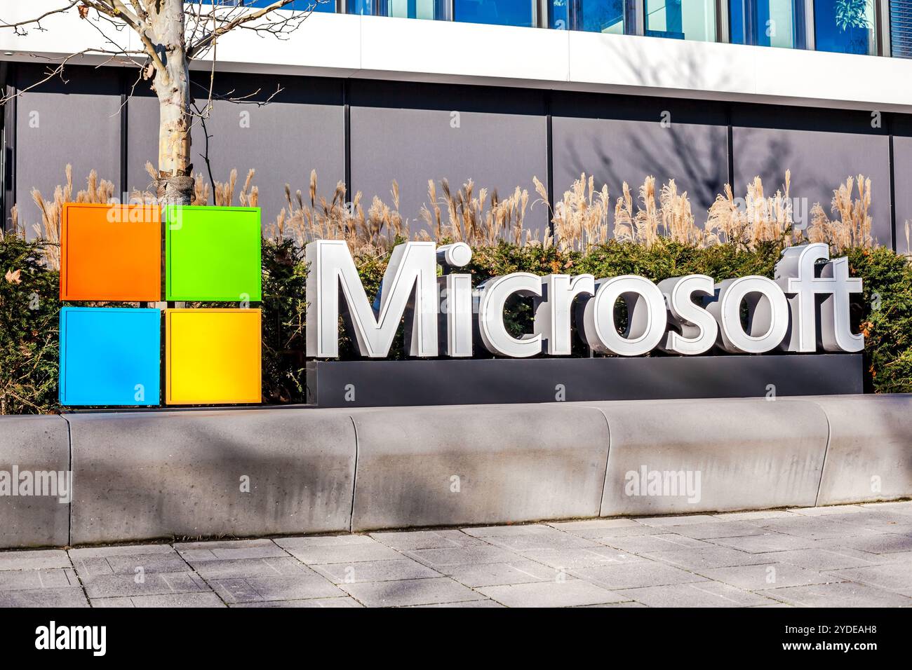 Microsoft corporation headquarters office hi-res stock photography and ...