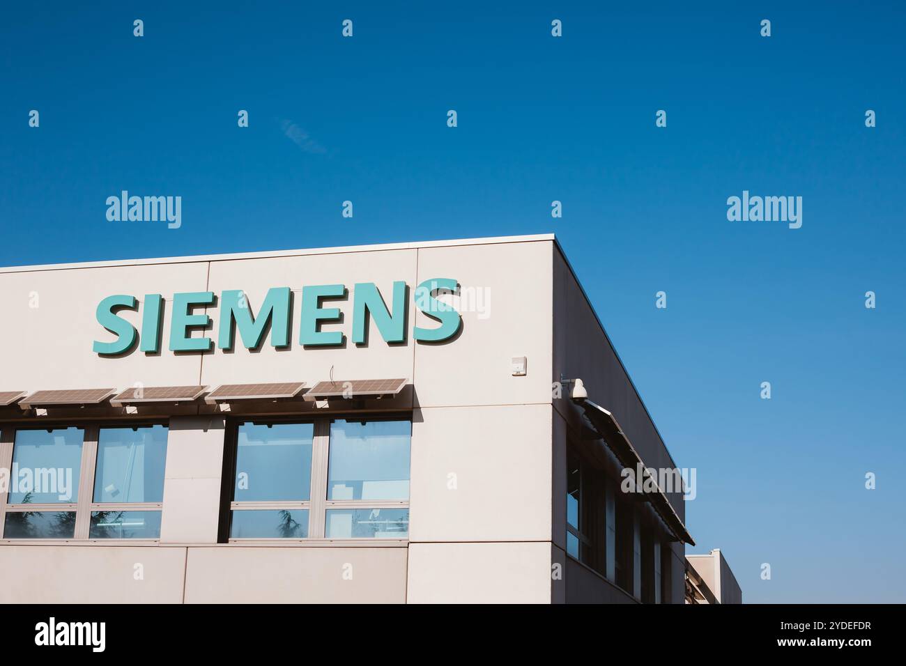 Siemens Company logo at its building Stock Photo - Alamy