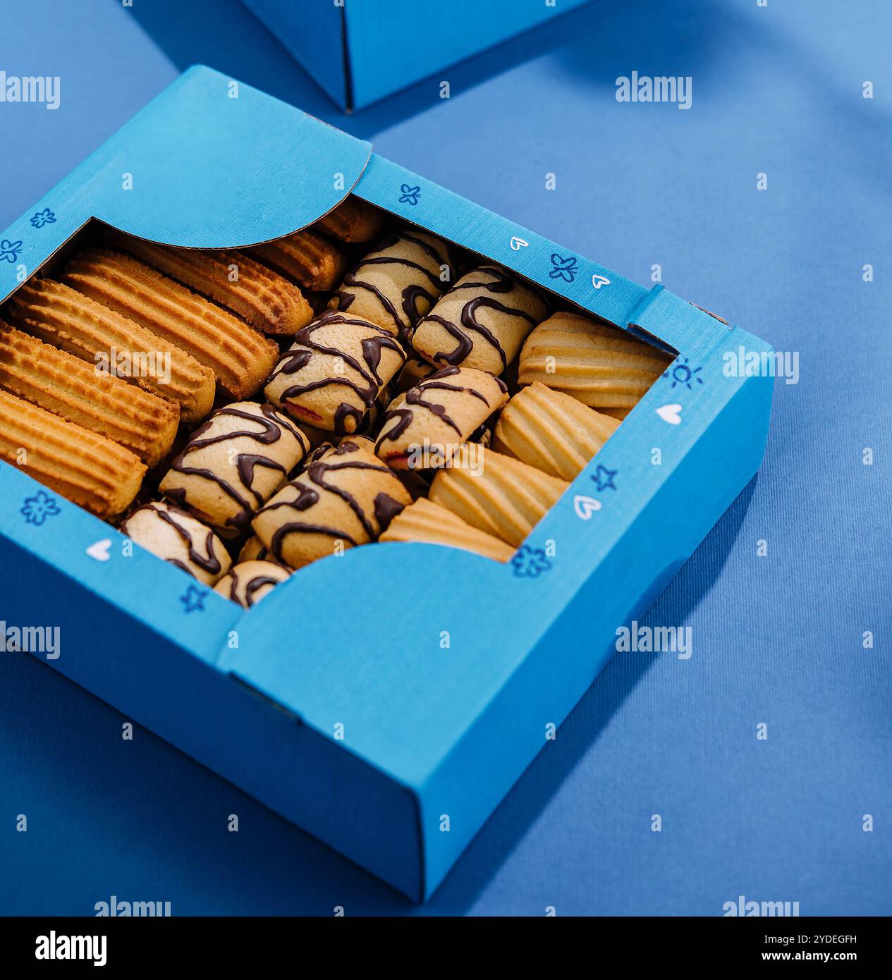 Chocolate cookies in tray hi-res stock photography and images - Alamy