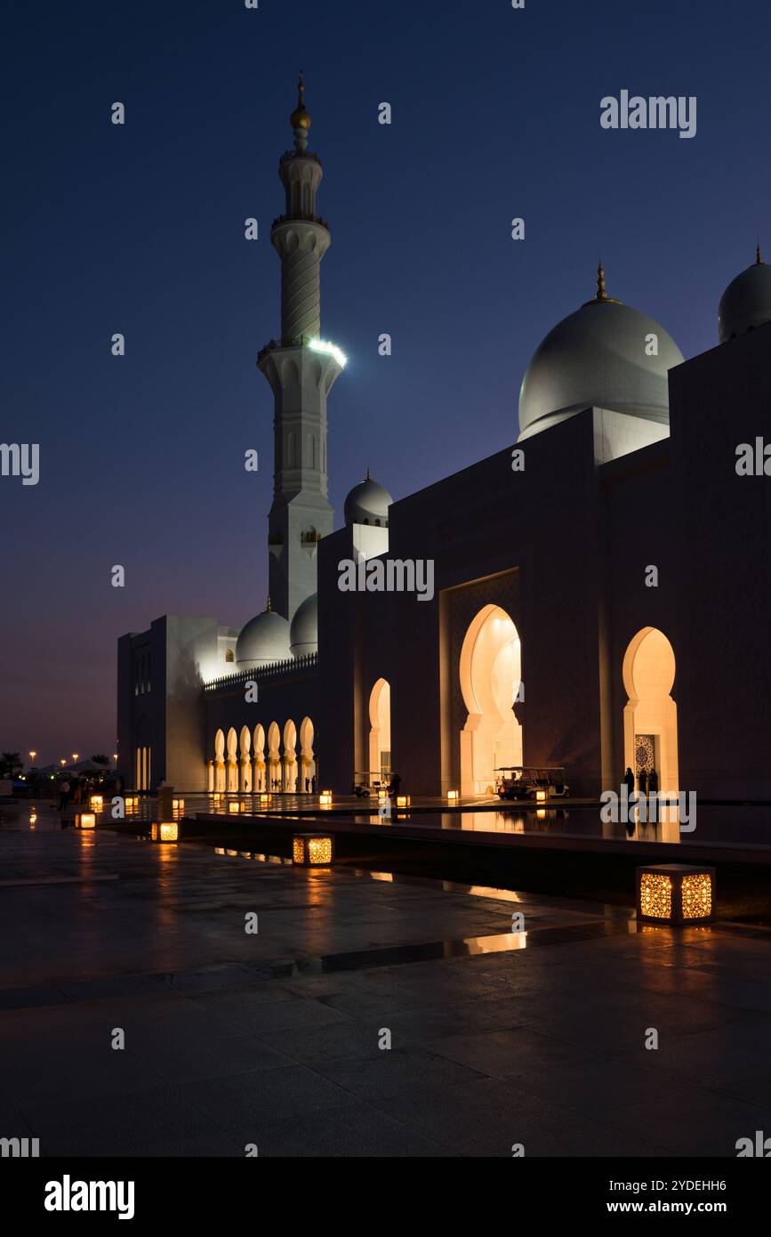 Night view sheikh zayed grand mosque in abu dhabi hi-res stock ...