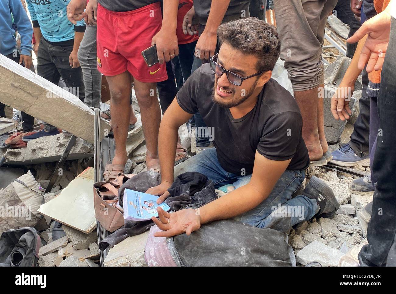 People work to recover Palestinian casualties from the rubble of a ...