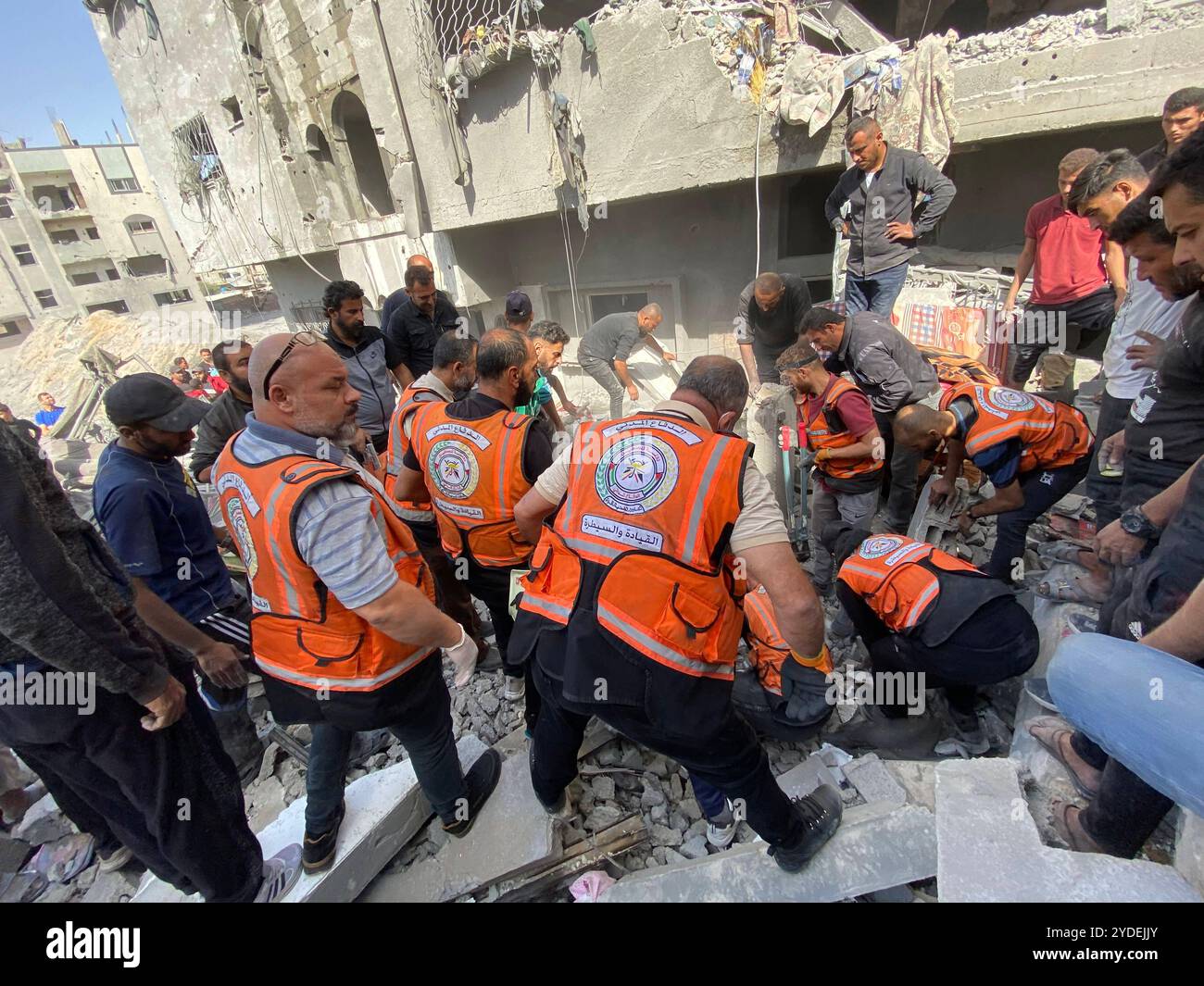 People work to recover Palestinian casualties from the rubble of a ...
