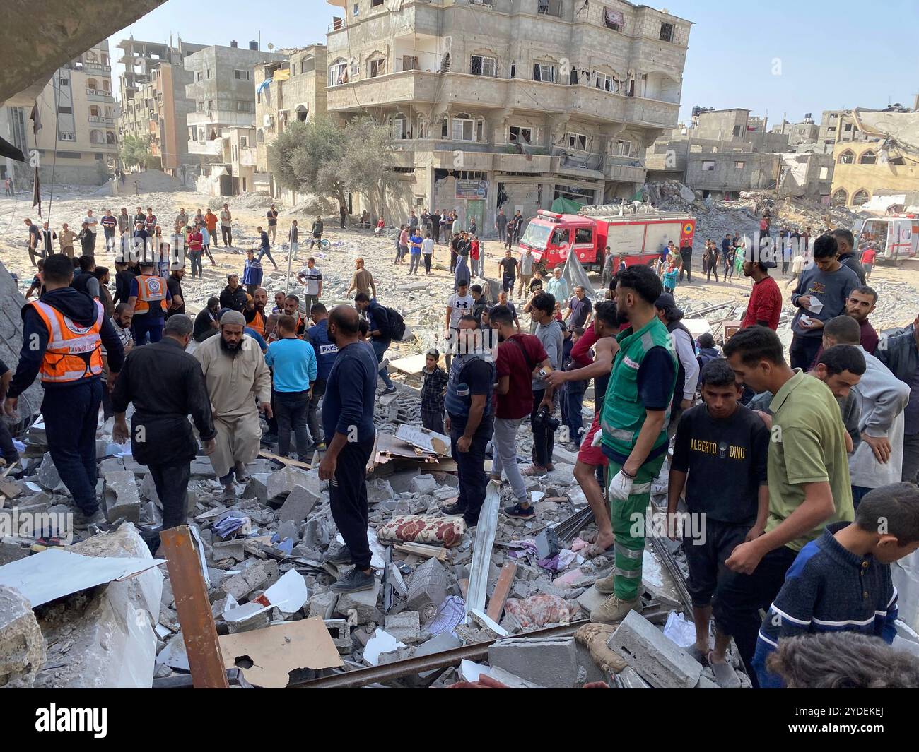 People work to recover Palestinian casualties from the rubble of a ...
