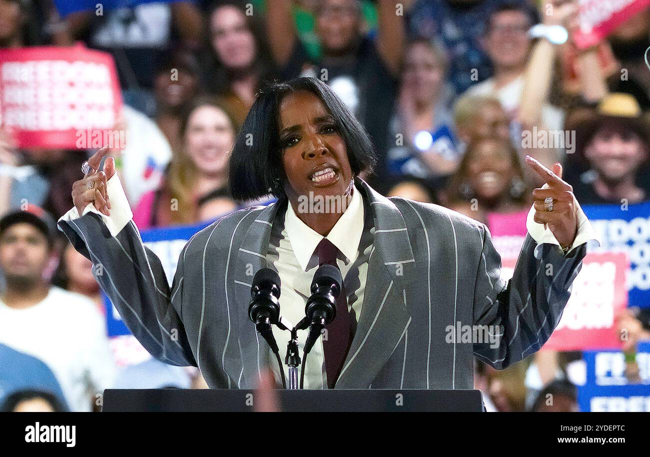 Musical artist Kelly Rowland on stage at a during a campaign event at ...
